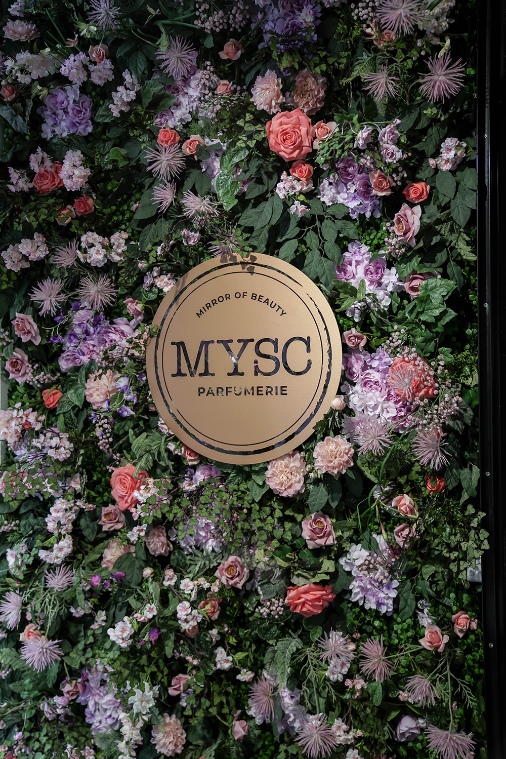 Flowerwall van kunstbloemen - Peter van Son Interieurobjecten